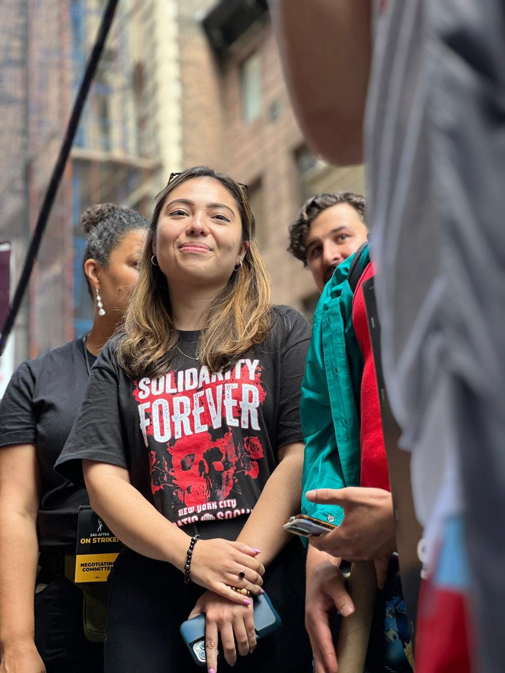 Skull & Roses Labor Solidarity Tee – NYC-DSA Shop